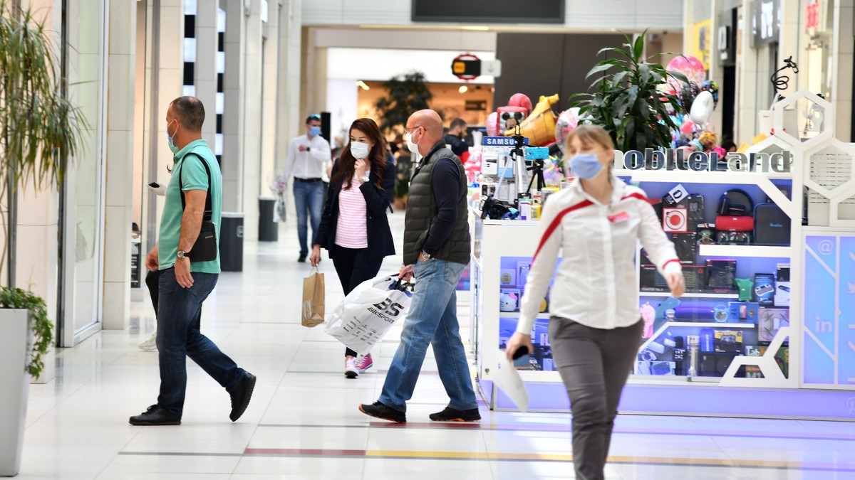 GARDEROBA SE DEZINFIKUJE NAKON SVAKOG PROBANJA, ULAZA NEMA BEZ MASKE Otvoreni tržni centri širom ...
