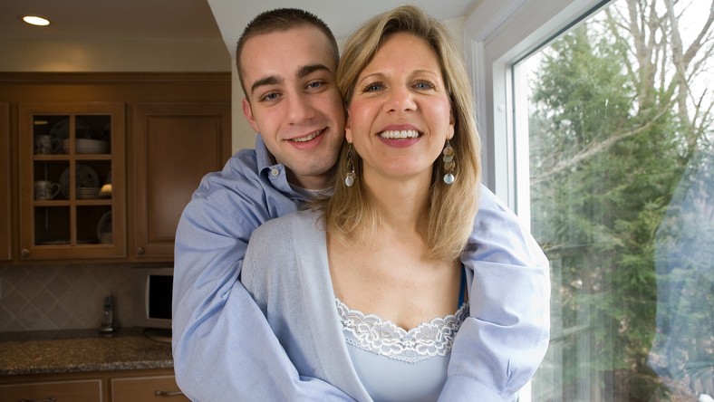 A 36 éves anya a saját 19 éves fiába szeretett bele, döbbenetes, ami ...