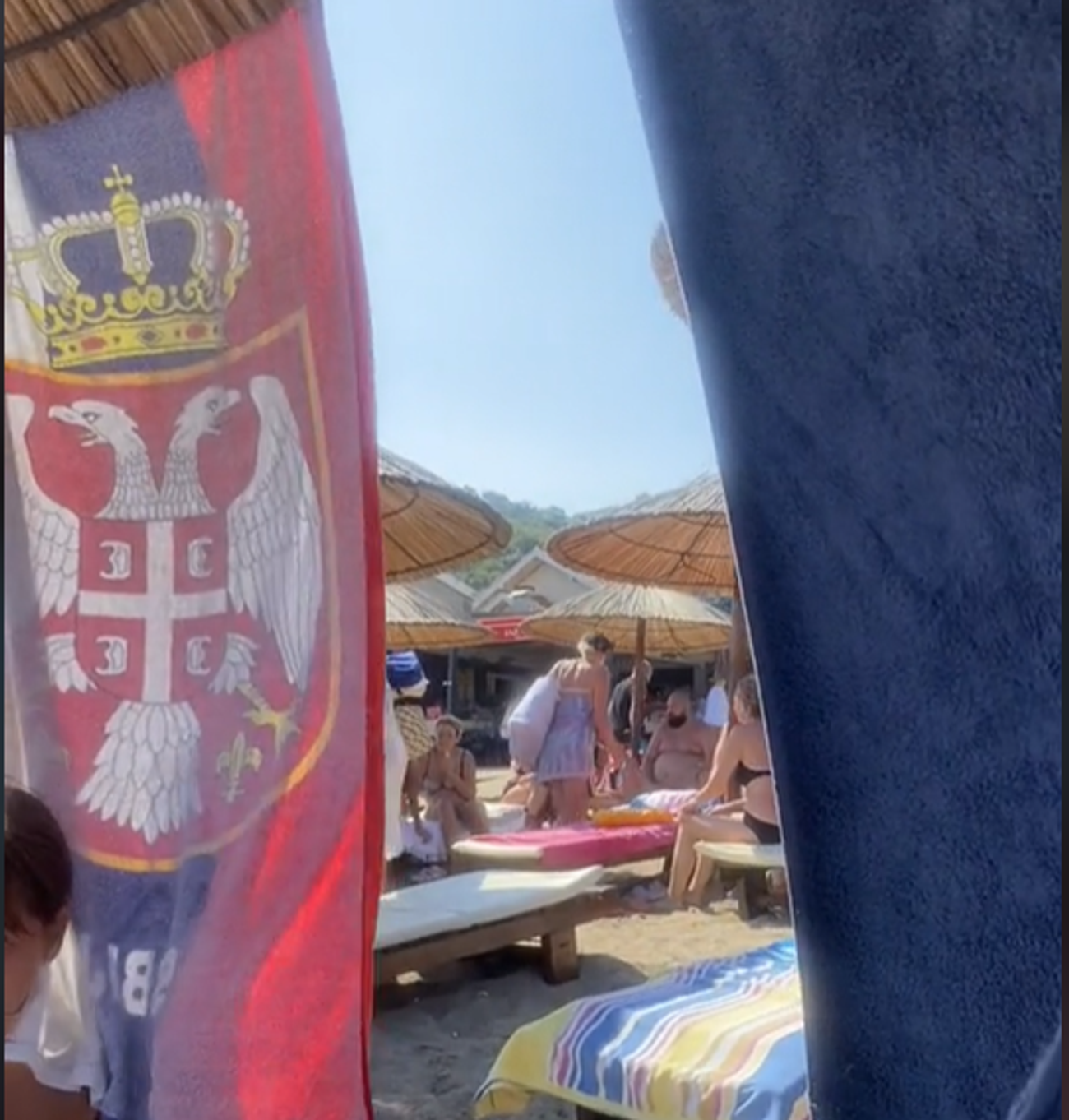 Ljudi bežali sa plaže u Crnoj Gori od momaka koji su kačili srpske zastave i puštali ...