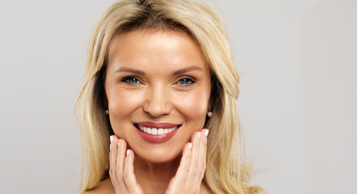 Ten mocny krem dla 50-latek działa jak odmładzający kompres. Wyprasuje ...