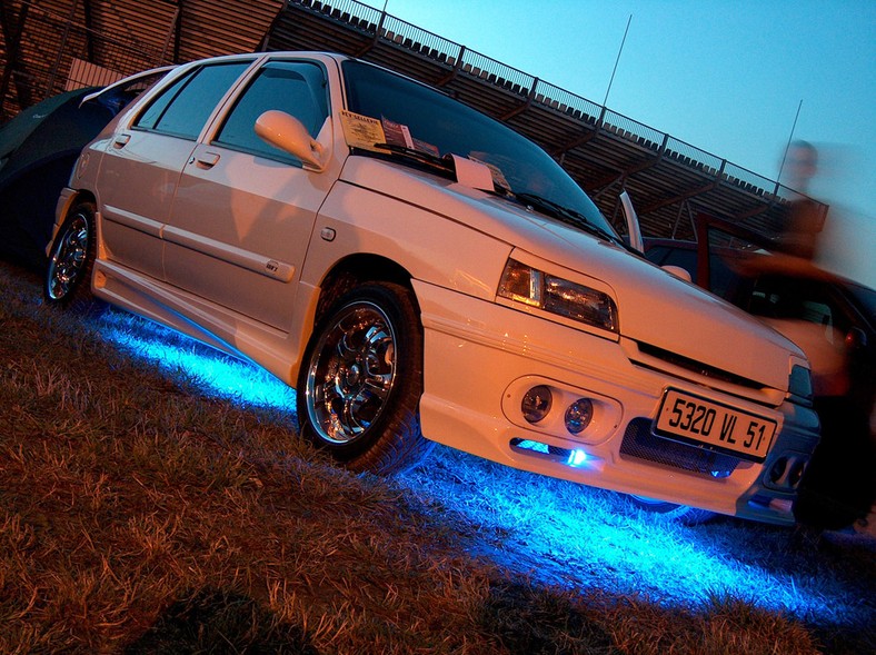 Ksenony, diody i neony: zobacz co możesz zamontować w aucie