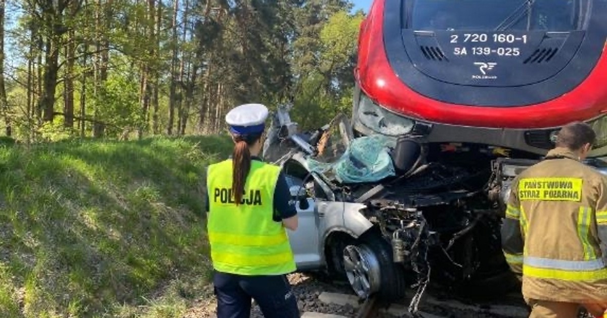 Tragedia na torach. Samochód zderzył się z pociągiem. Nie żyje kobieta