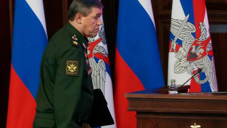 Gen. Gierasimow wielkim nieobecnym na paradzie w Moskwie. "Wojskowi tej ...