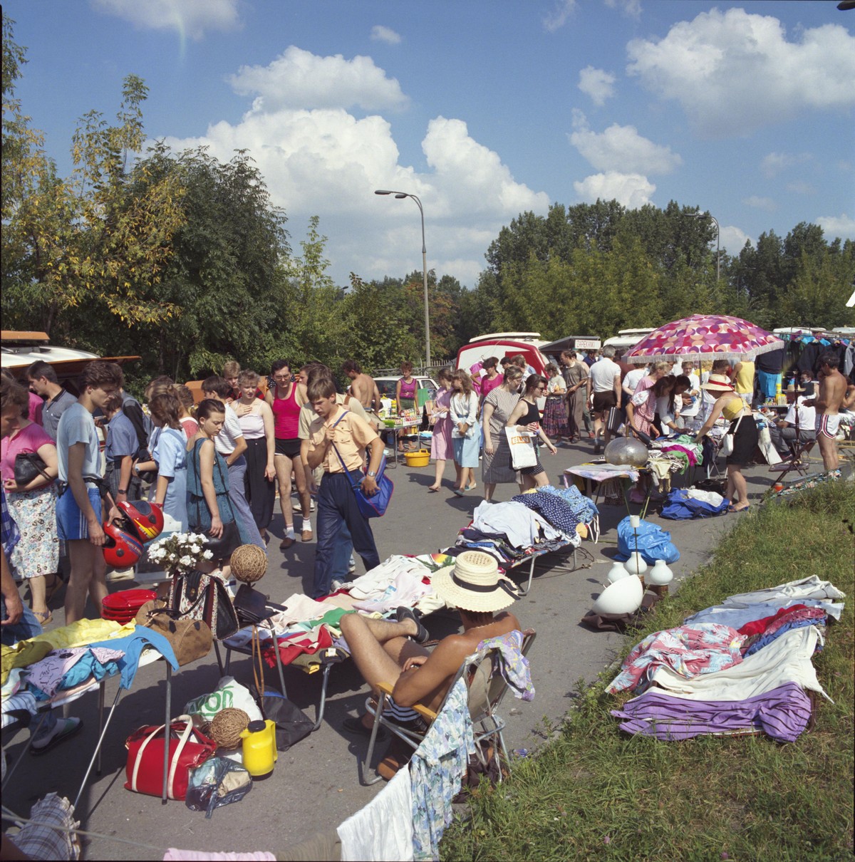 PRL kapitalizm wolny rynek handel na bazarze - Polska - Newsweek.pl