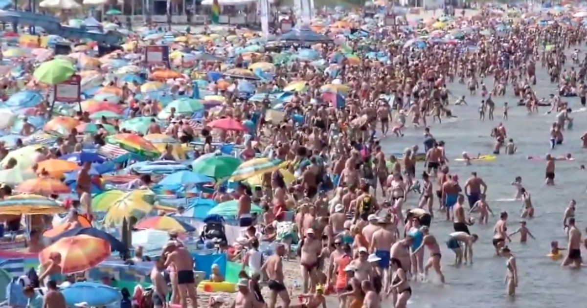 Turyści na plaży przechodzą samych siebie, sikanie do morza to pikuś ...