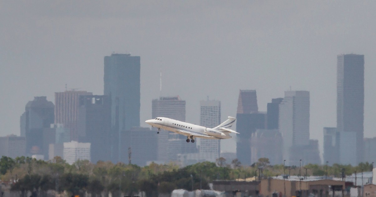 2 private jets collided at Houston Hobby airport, just a month after ...