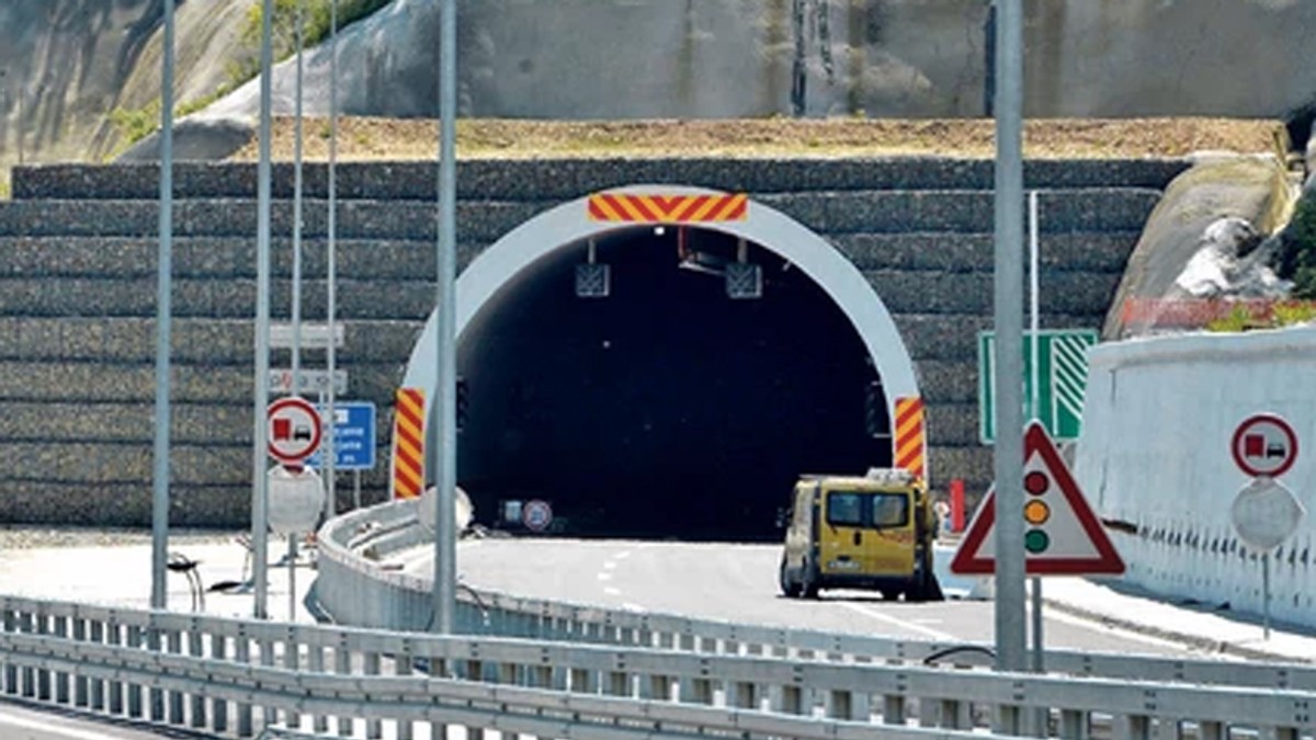 Šta ako u tunelu morate da se zaustavite: Nikako ne pravite ove 2 greške (Video) - Blic