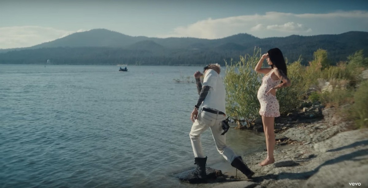 Megan Foks glumi trudnicu u novom spotu svog verenika Mašin Gan Kelija ...