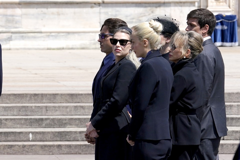 Marta Fascina pożegnała Silvio Berlusconiego. Dołączyła do jego rodziny ... Marta Fascina pożegnała Silvio Berlusconiego. Dołączyła do jego rodziny ...