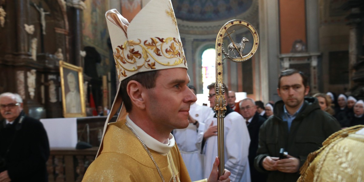 Najmłodszy biskup w Polsce zdradził, ile zarabia - Wiadomości