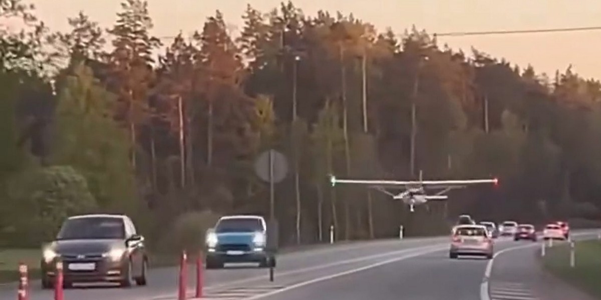 Awionetka lądowała na autostradzie. Awaryjne lądowisko wśród samochodów Awionetka lądowała na autostradzie. Awaryjne lądowisko wśród samochodów