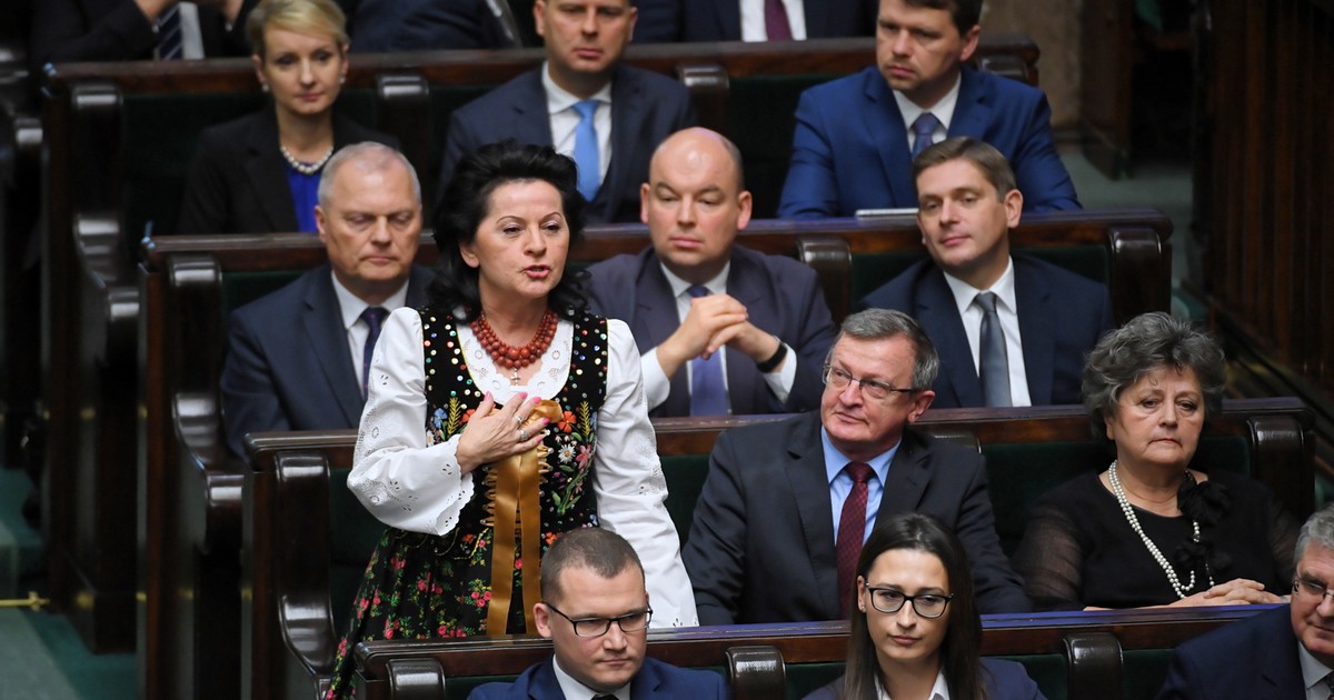Posłowie IX kadencji złożyli ślubowanie: m.in. z ręką na sercu, z ...