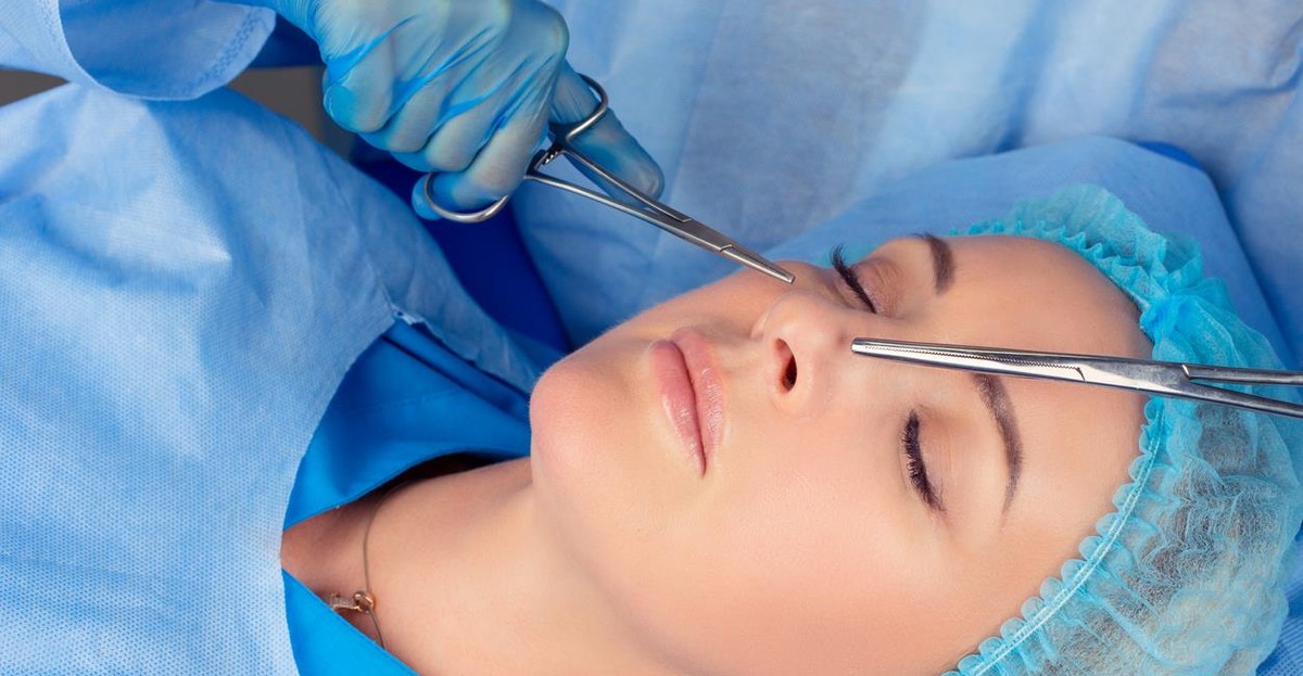 Jak wygląda operacja nosa? Wskazania, przebieg, rekonwalescencja
