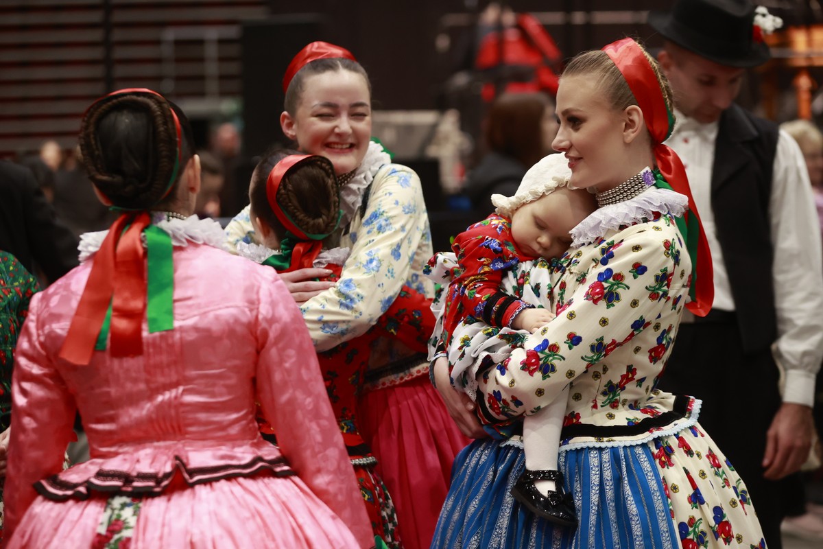 Magyar népviseletben ropják a táncot a sportarénában – fotók - Blikk