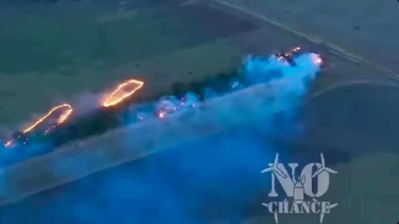 Snimljeno kako dron ispušta mlaz otopljenog metala na vojnike među ...