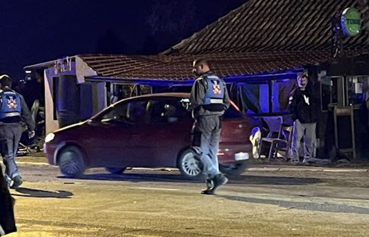 Prvi snimci sa mesta stravične nesreće u Borči: Vozilo koje je uletelo u kafanu uništeno, tri ...