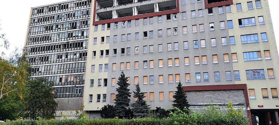 Rudera w centrum Warszawy. Młodzież imprezuje na wszystkich piętrach ...