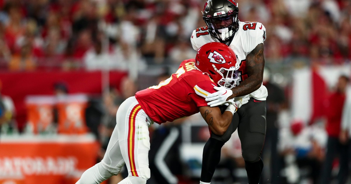 A burly Kansas City Chiefs player has the sweetest nighttime routine ...
