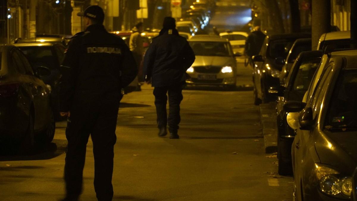 PRVI SNIMCI SA MESTA PUCNJAVE Muškarac upucan u centru Beograda, komšije tvrde da ništa nisu ...