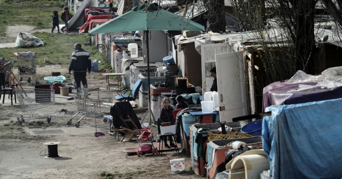 Top 10 countries with the largest slum populations in the world as of ...