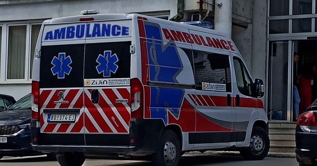 Tinejdžerka (16) popila azotnu kiselinu u školi: Drama u Obrenovcu! - Blic