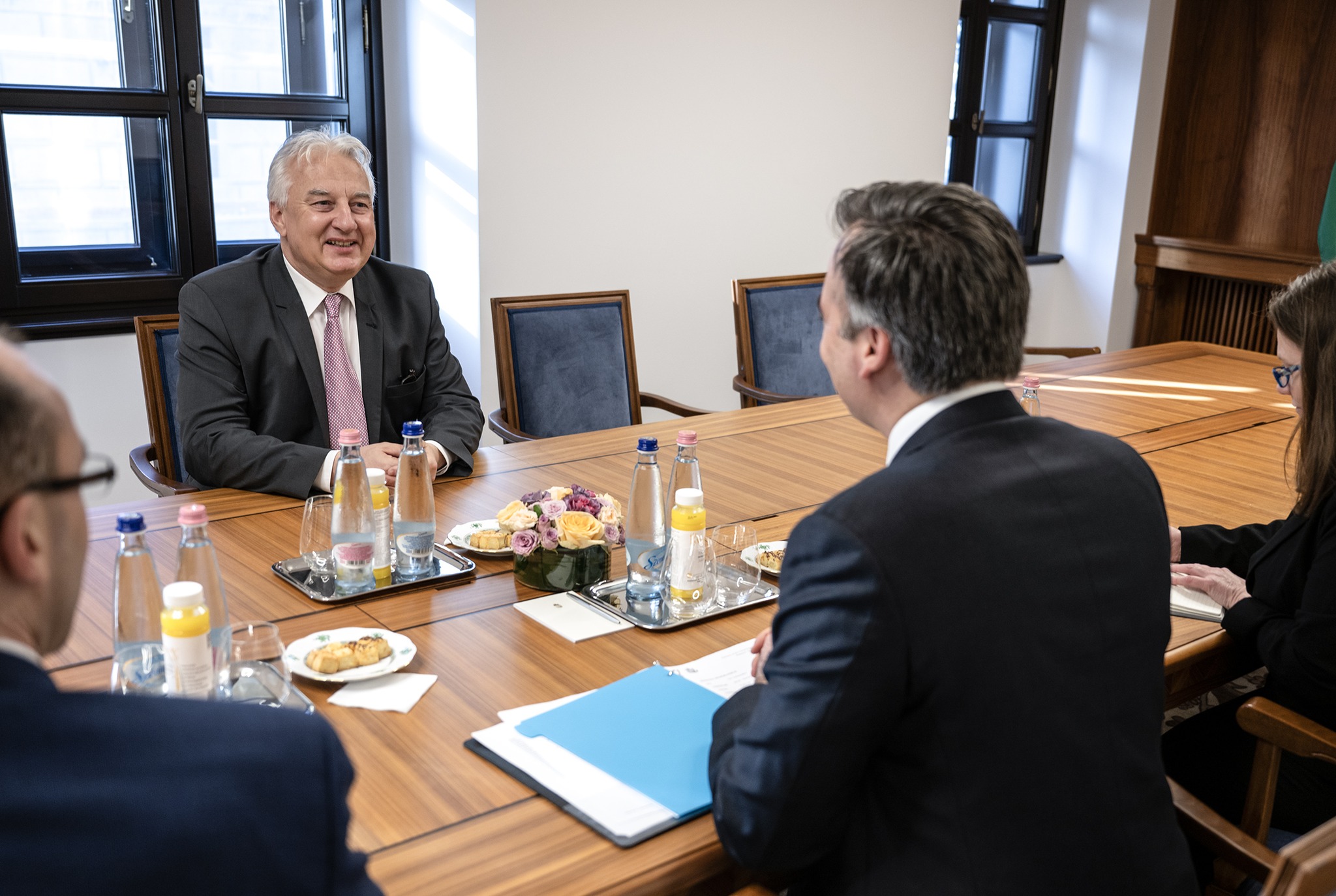 Miközben Orbánt támadja az amerikai nagykövet, Semjén bratyizik vele ...