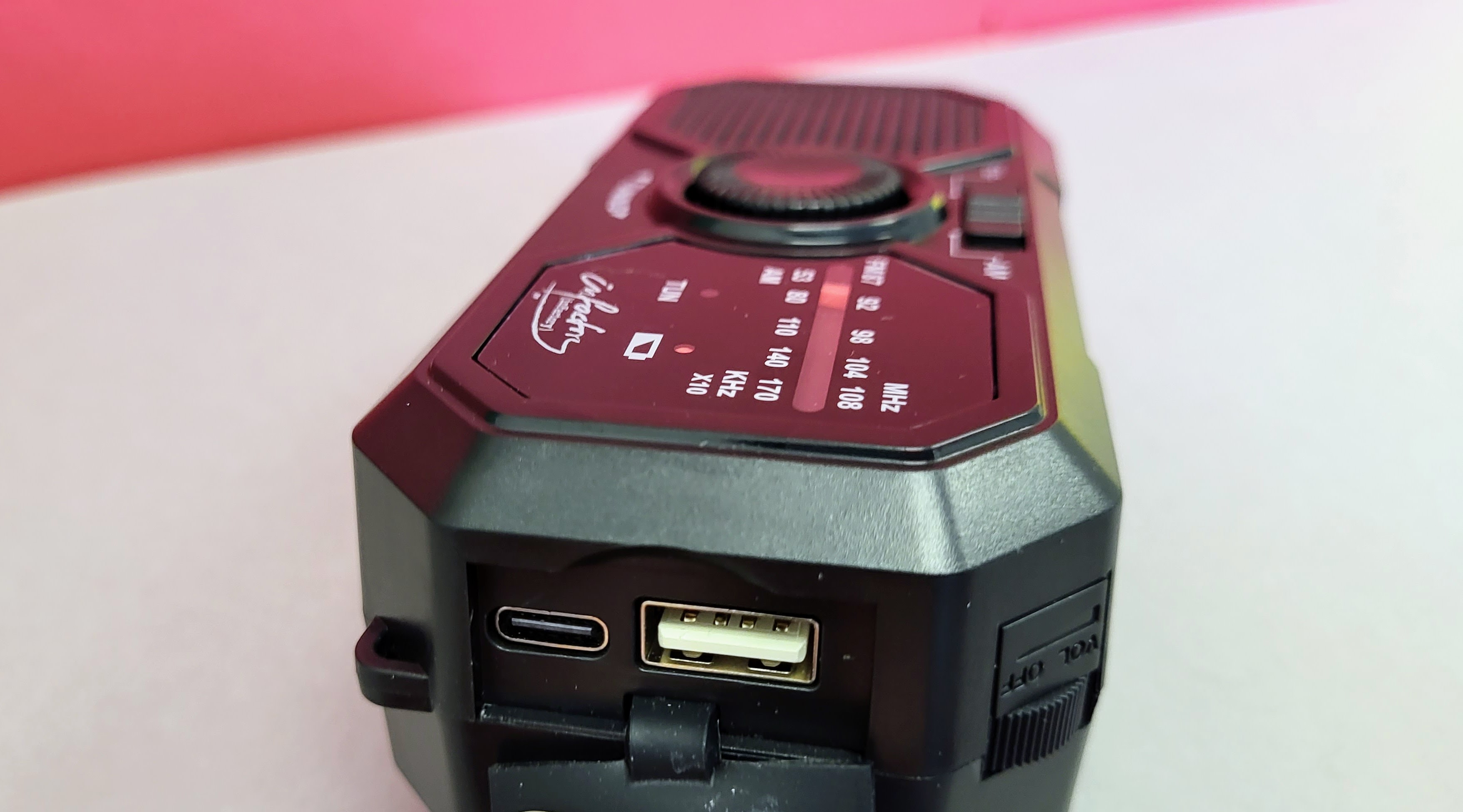 Top 10: Das beste Kurbelradio im Test – mit Solar, DAB+ & Co. | Heise ...