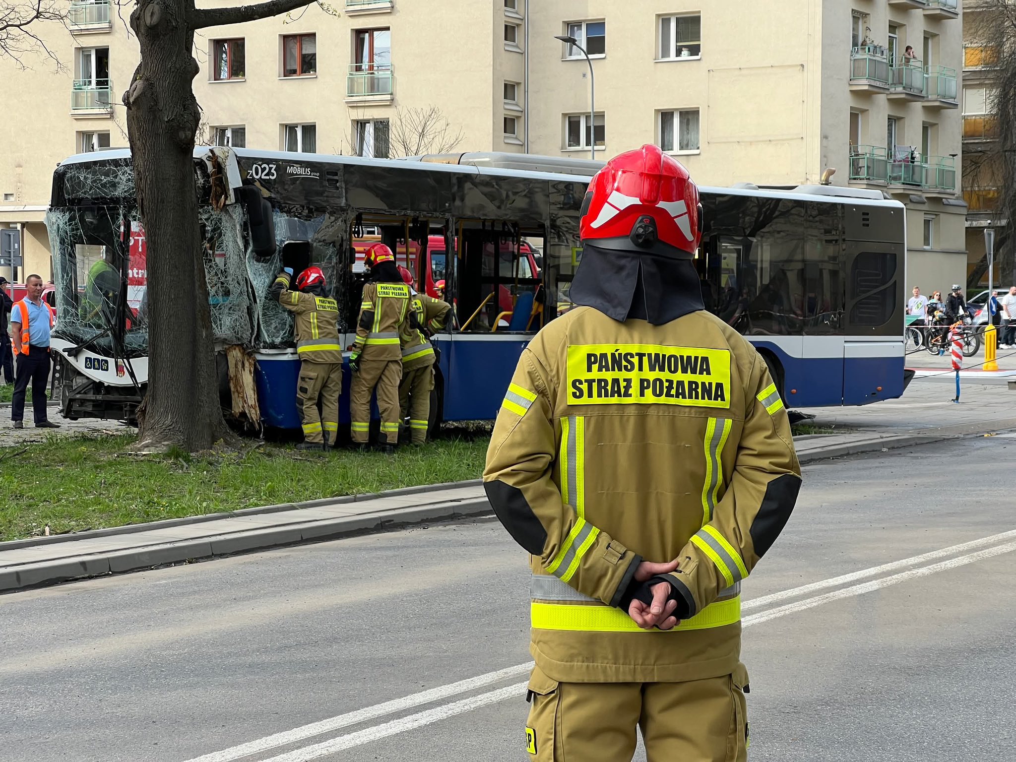 Wypadek miejskiego autobusu i osobówki w Krakowie. Akcja służb, są ranni