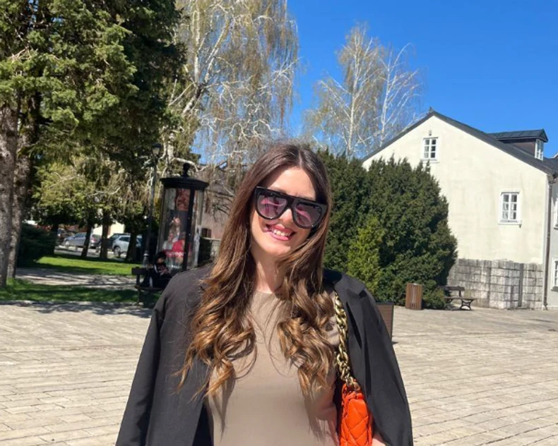 "Pazi ti na metak!" Pokrenut je slučaj zbog jezivih pretnji ispod fotografije na kojoj pozira u ...