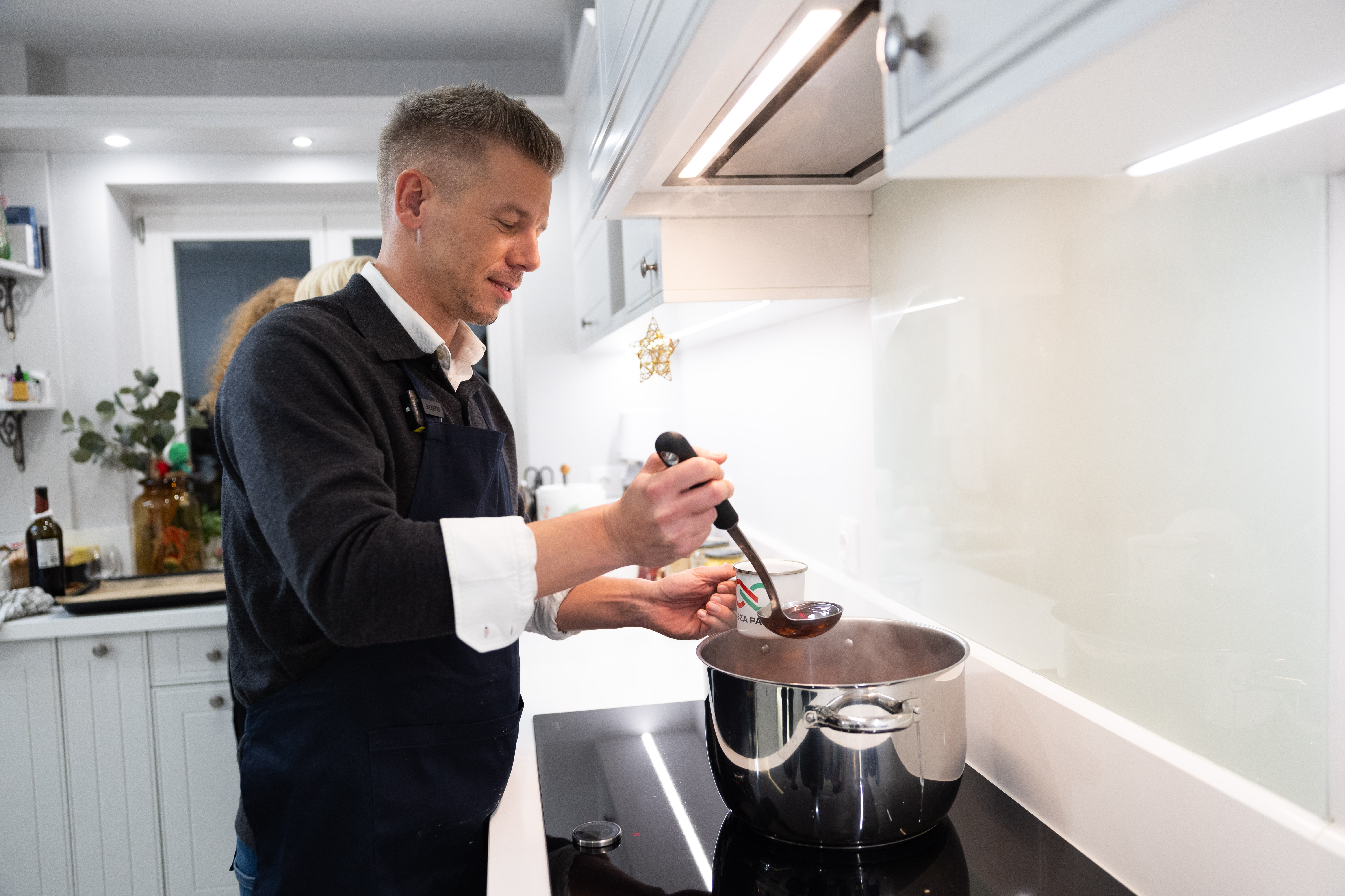 Bejutottunk Magyar Péter otthonába, így készül a karácsonyra - Blikk