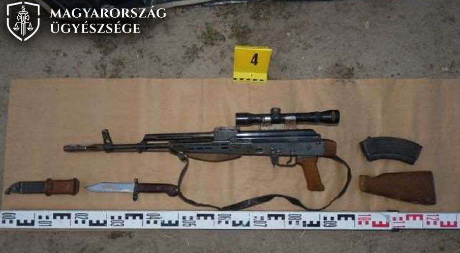 Elképesztő fegyverarzenált rejtegetett otthonában a kunszentmiklósi ...