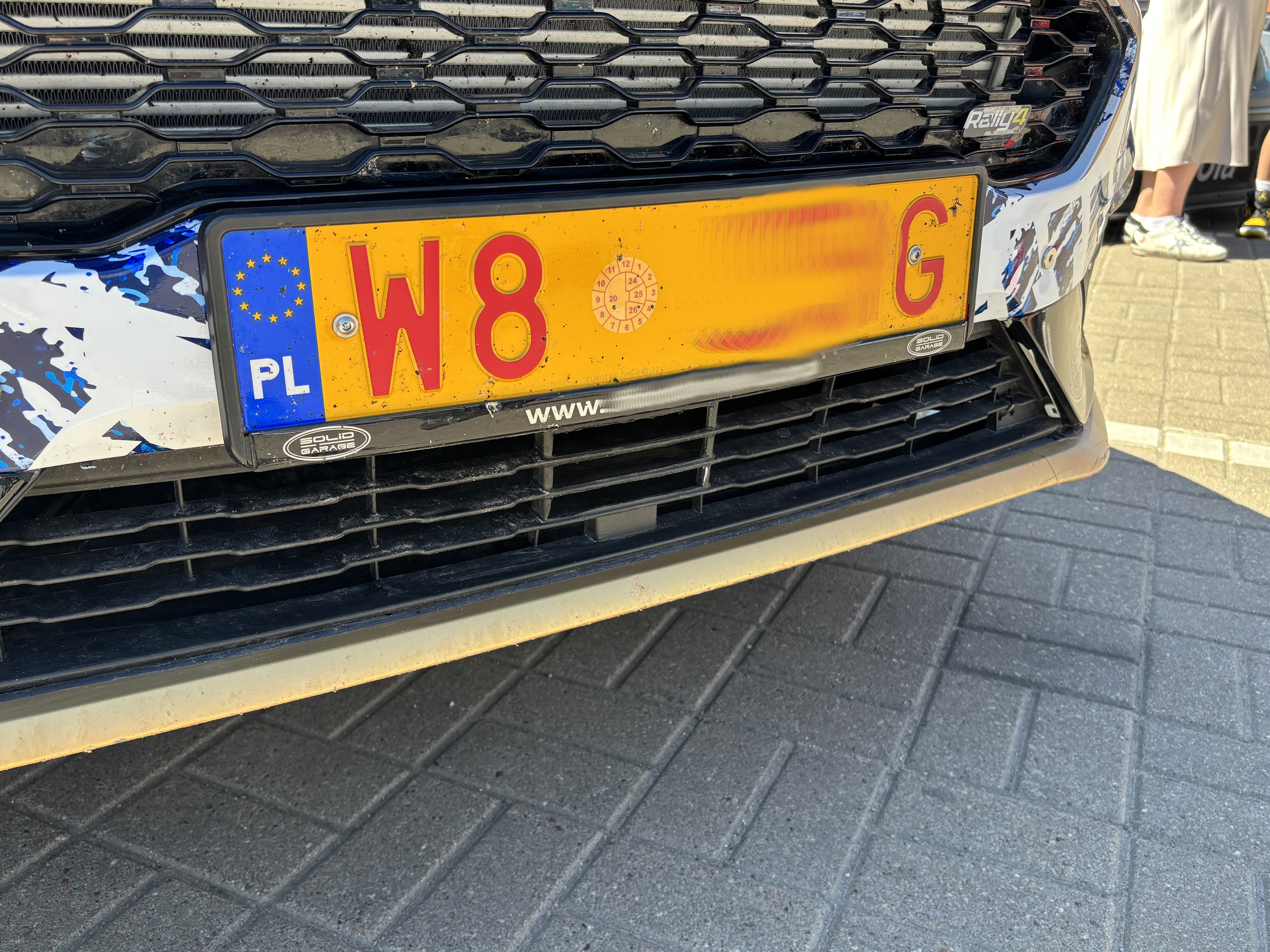 Pierwszy raz widział taką polską tablicę rejestracyjną. Co to? - Auto Świat
