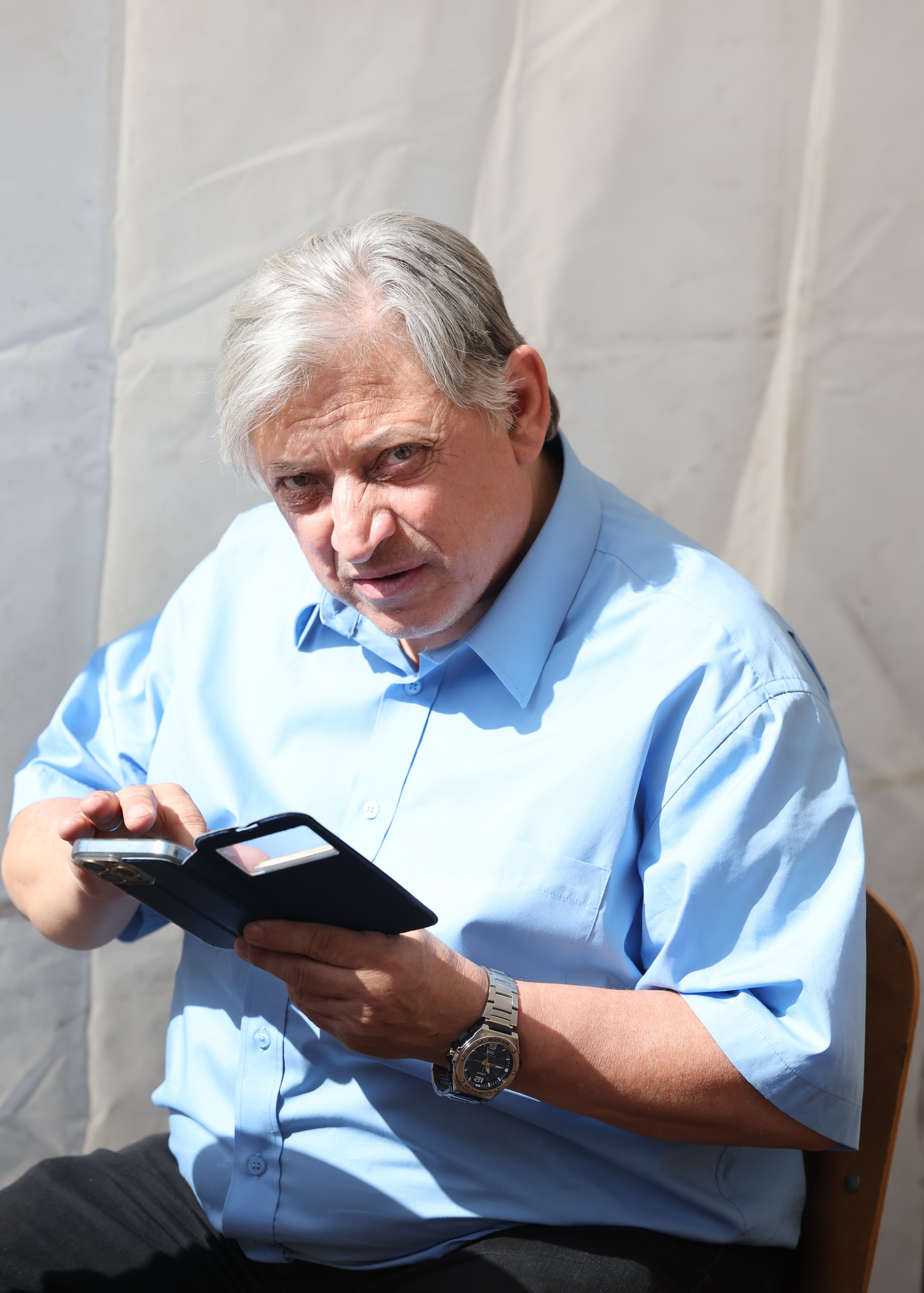 Még a mobiltelefon kezelése is gondot okoz neki, kifognak a kütyük ...