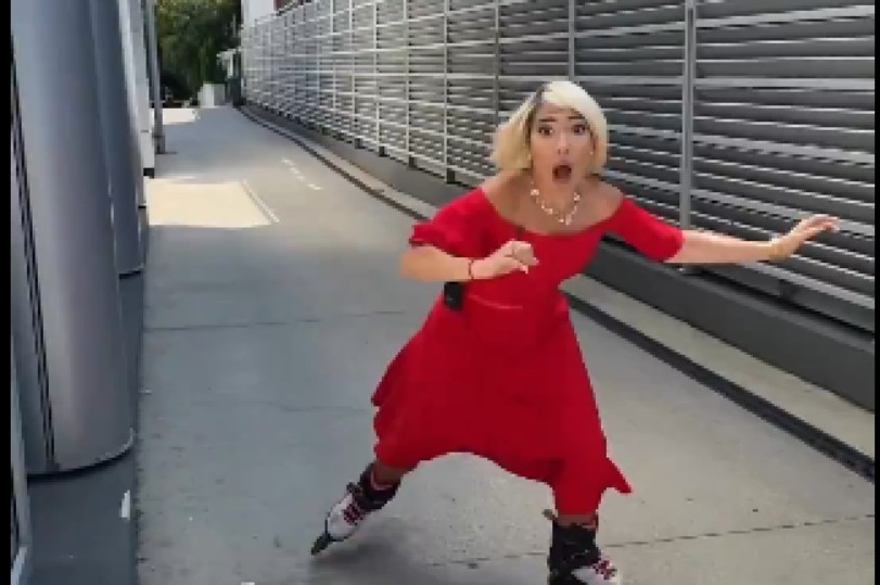 Jovana Jeremić uletela sa rolerima u zgradu Pinka, uhvatila zalet na ...