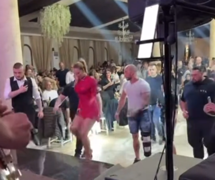 Dečko Tee Tairović sa nogom u gipsu prati je na nastupu, ne odvaja se ...