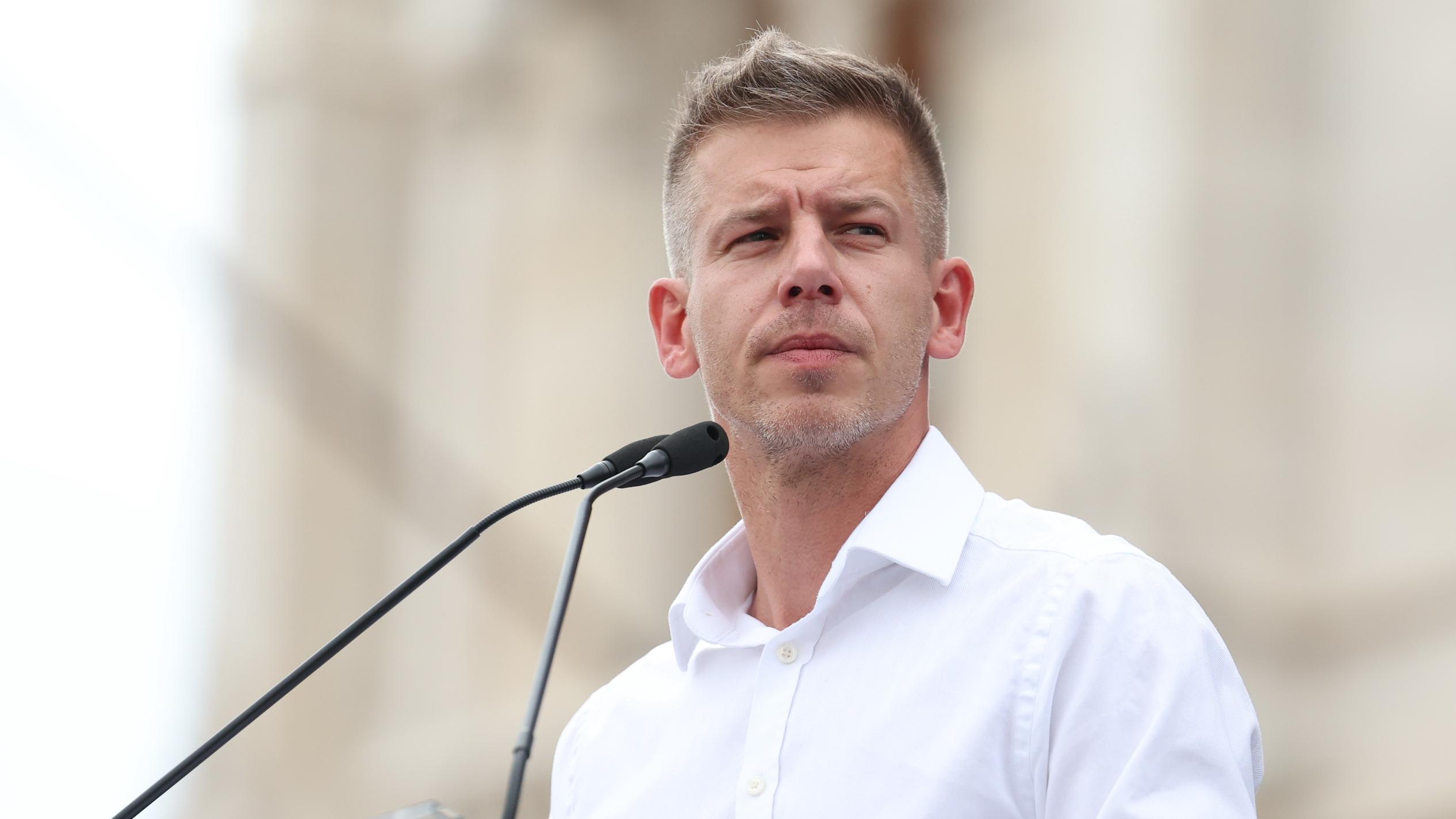 Magyar Péter fejre állt Strasbourgban, fotón a nem mindennapi pillanat ...
