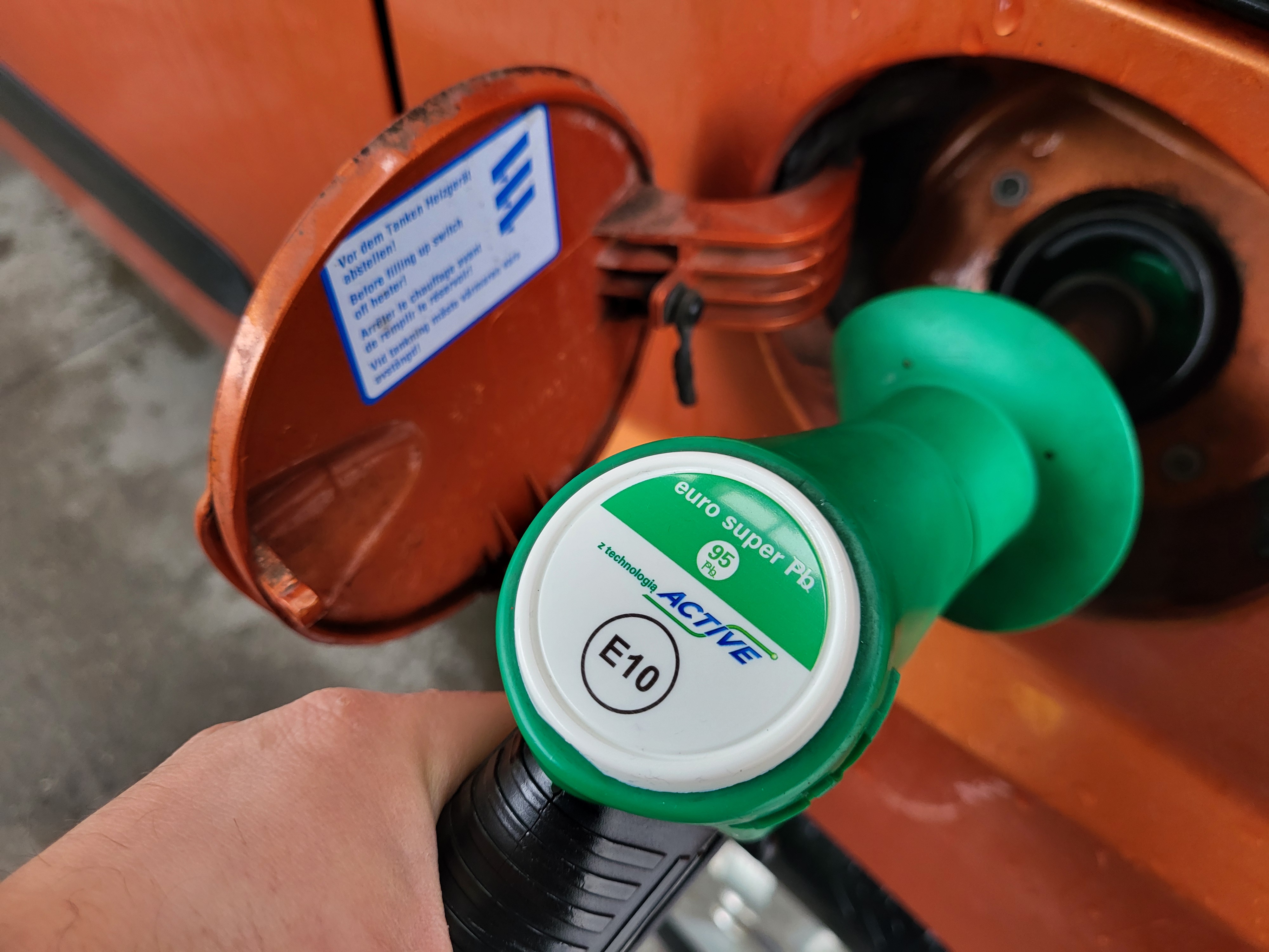 Znów głośno o benzynie E10. Nie sięgaj po pistolet z Pb95, jeśli masz ...