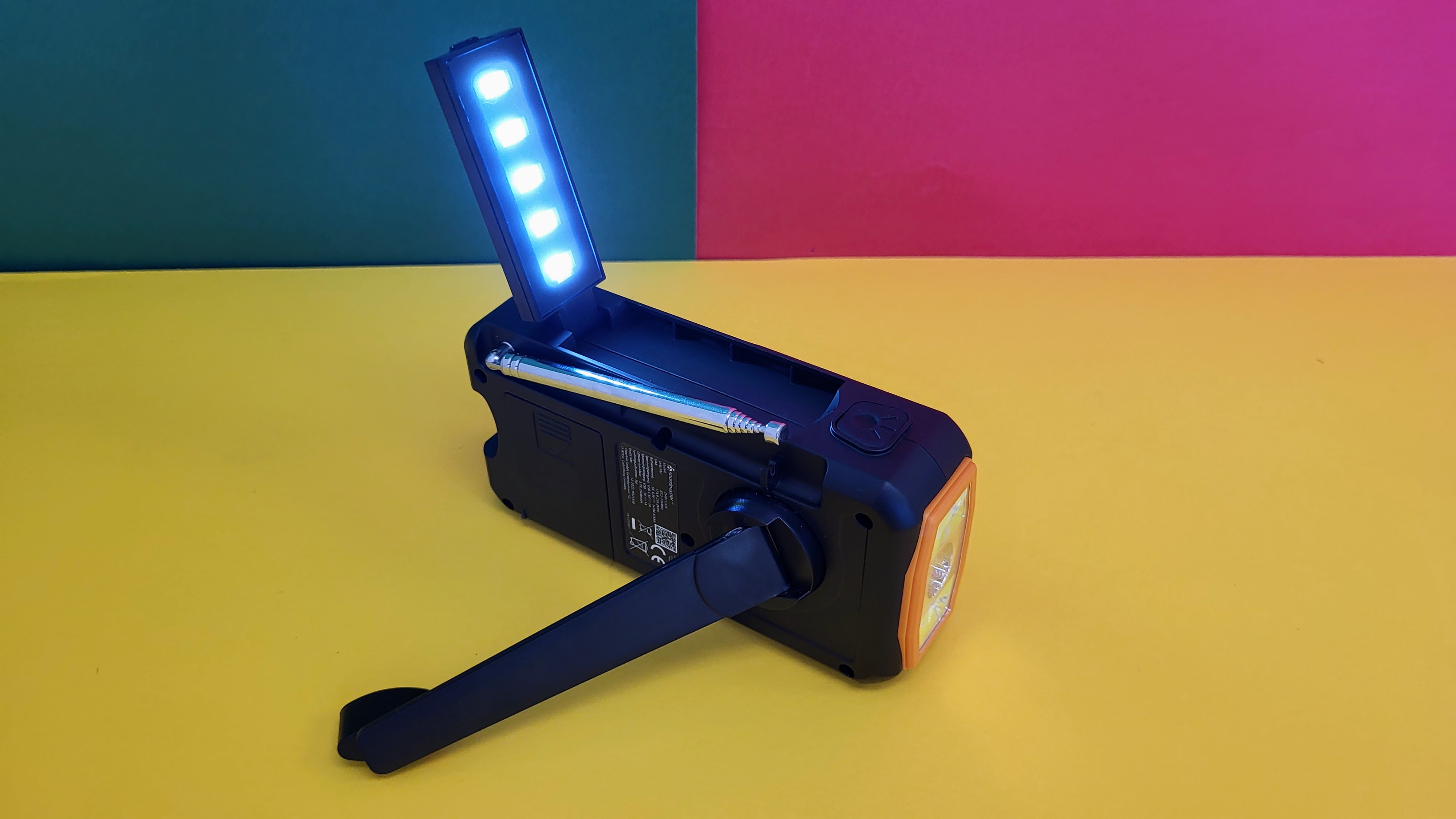 Top 10: Das beste Kurbelradio im Test – mit Solar, DAB+ & Co. | Heise ...