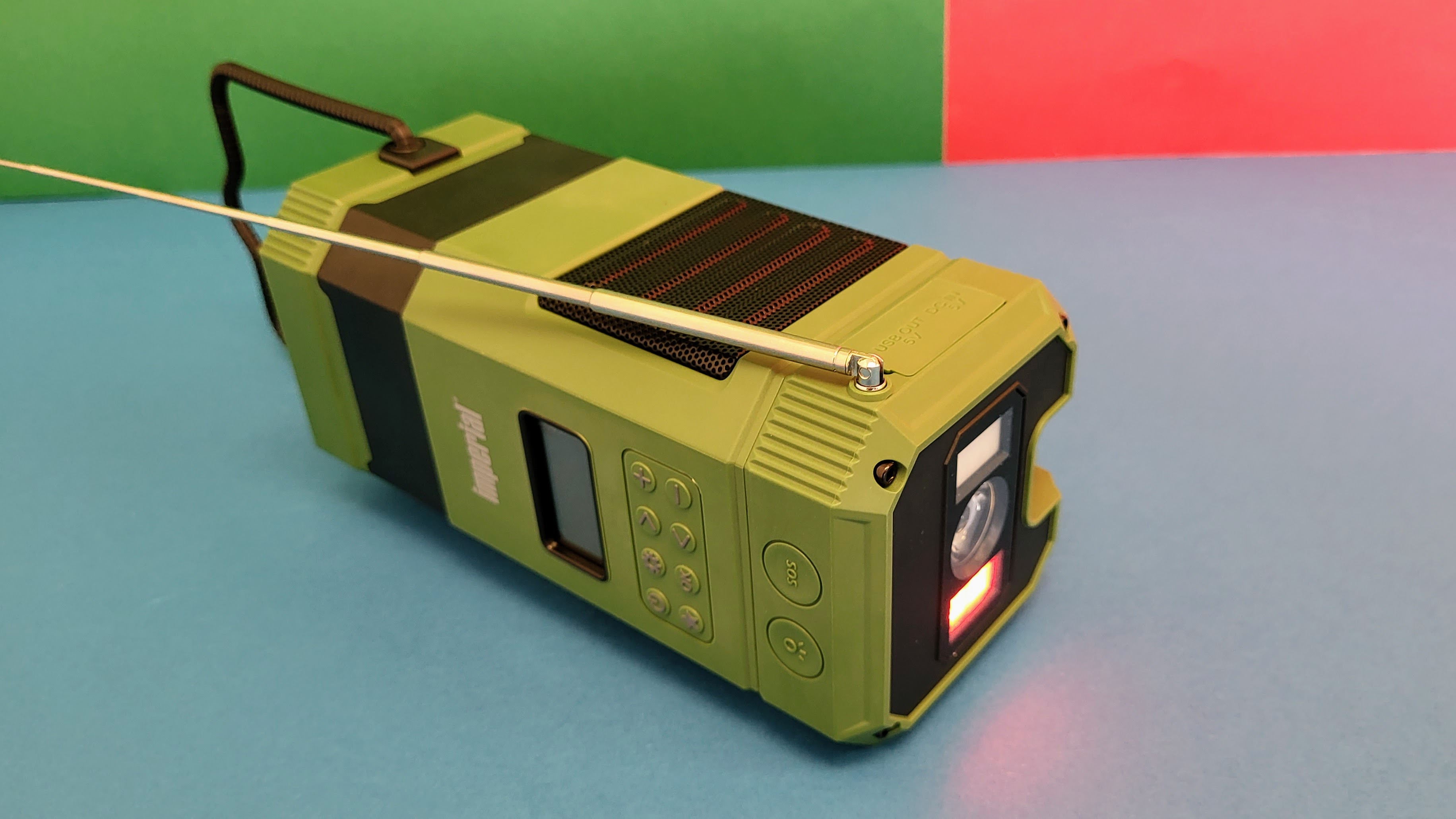 Top 10: Das beste Kurbelradio im Test – mit Solar, DAB+ & Co. | Heise ...