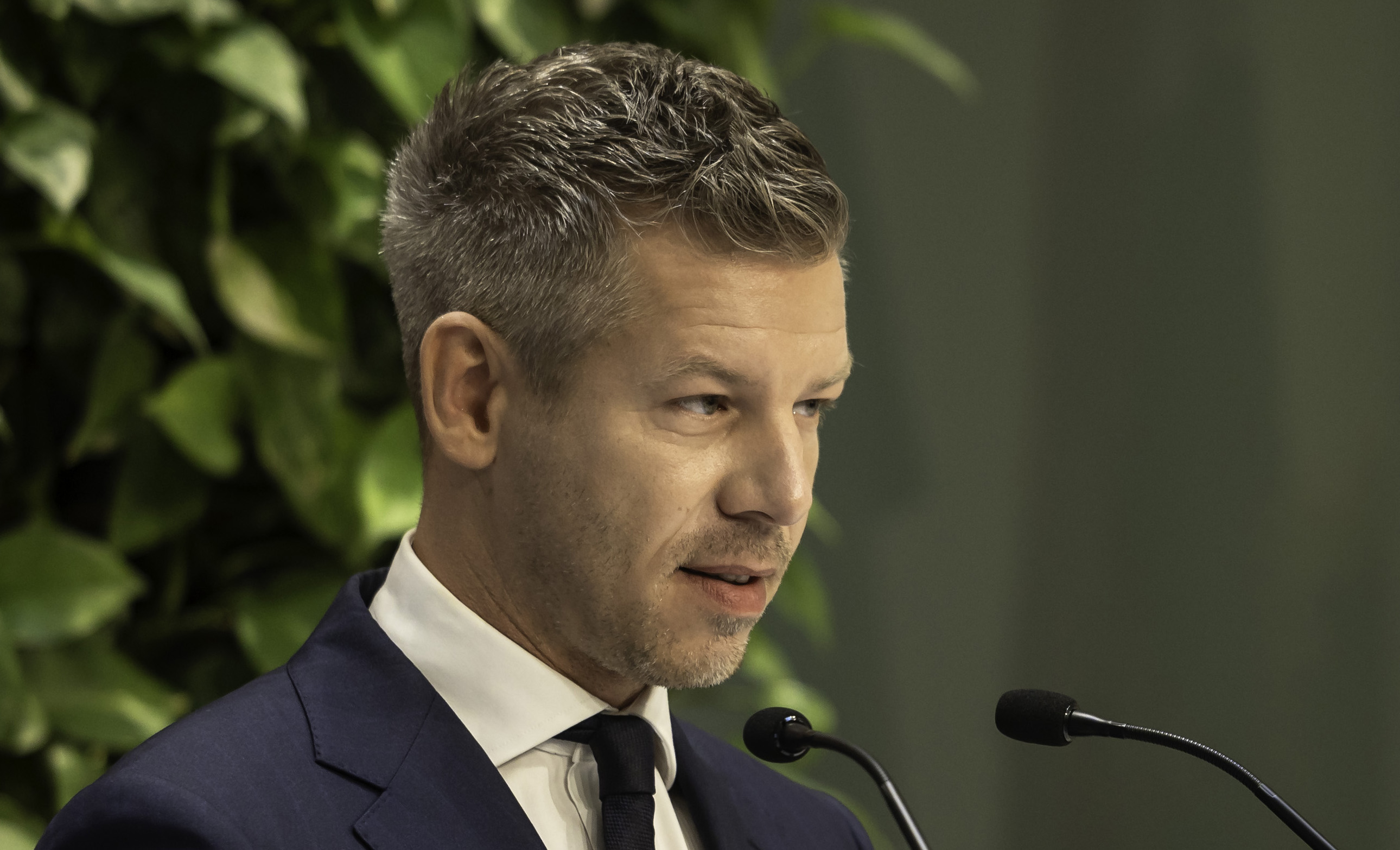 Magyar Péter a Sándor-palota elé hajtatott, ment vele az igazságügyi ...