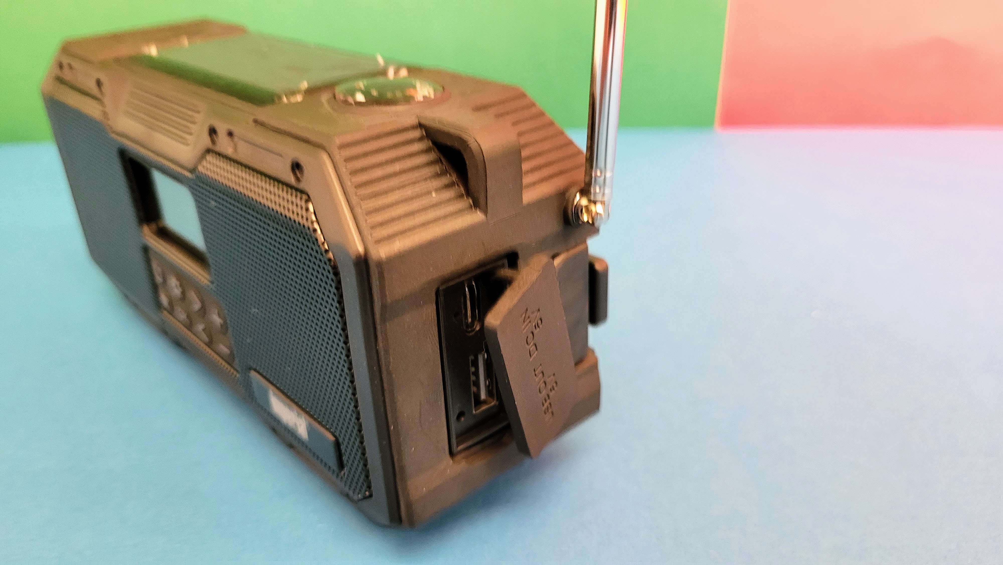 Top 10: Das beste Kurbelradio im Test – mit Solar, DAB+ & Co. | Heise ...