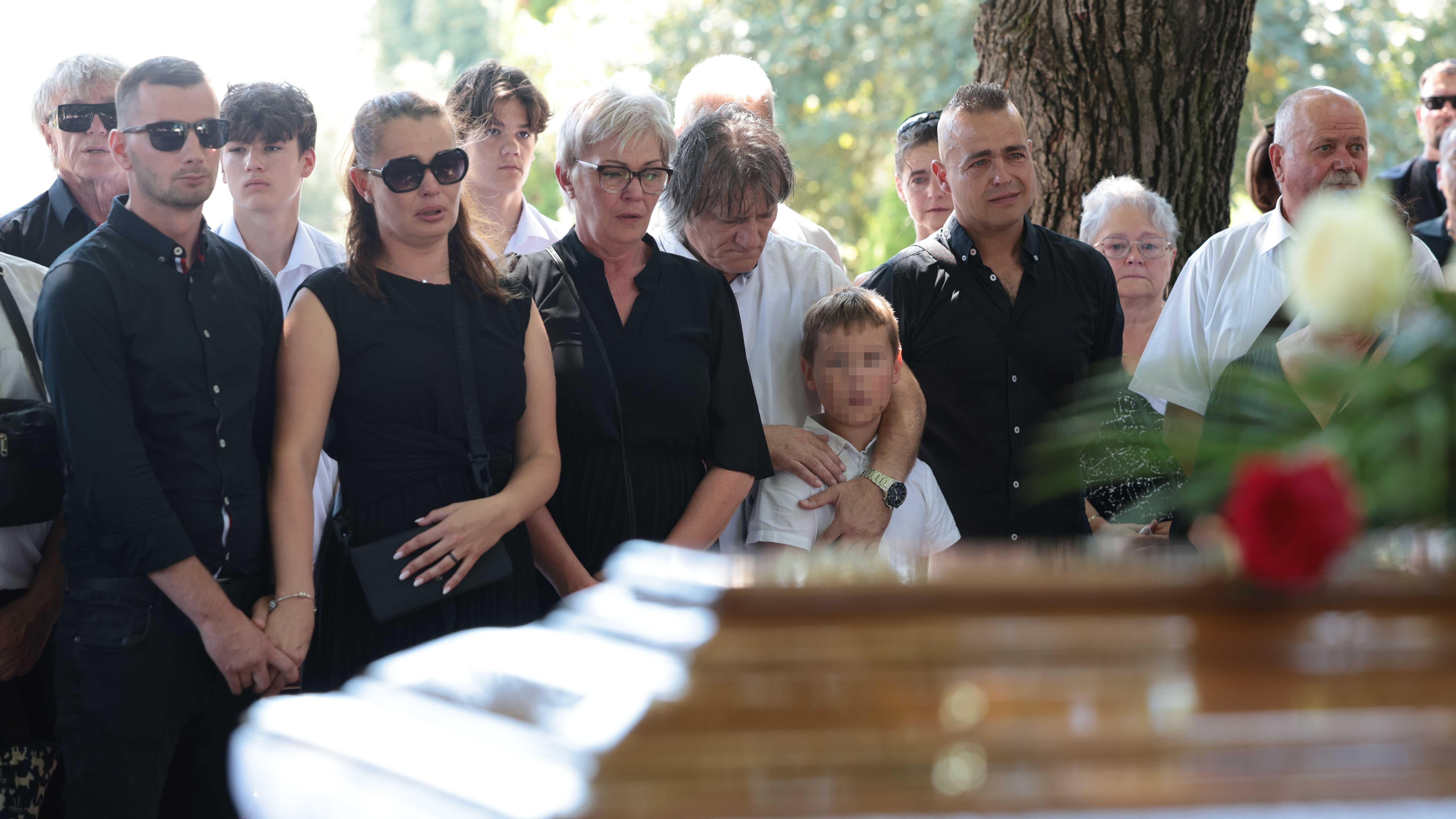 A nagyszülőkhöz kerültek a meggyilkolt Simsik Cynthia gyermekei - Blikk