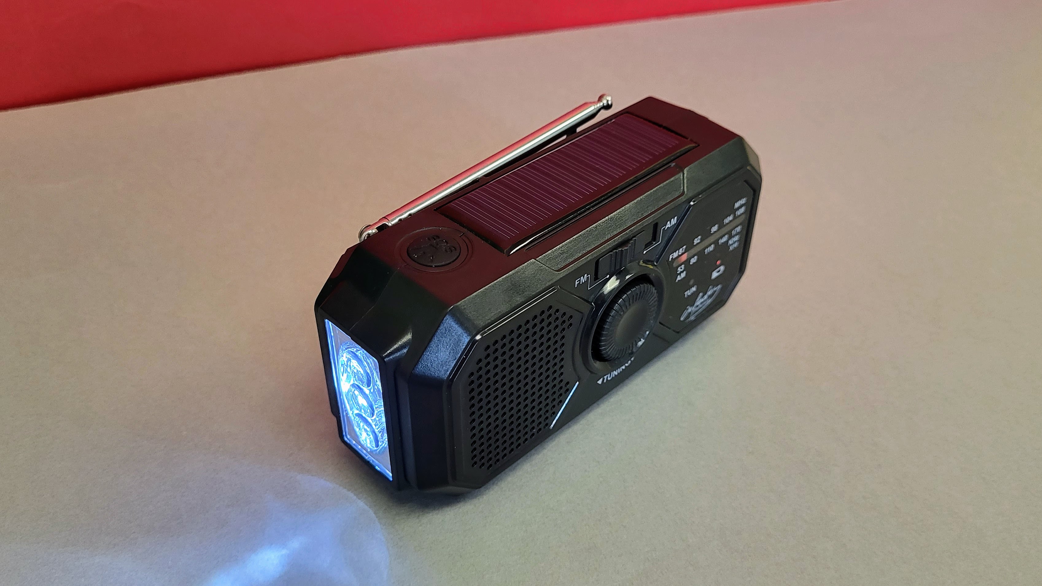 Top 10: Das beste Kurbelradio im Test – mit Solar, DAB+ & Co. | Heise ...