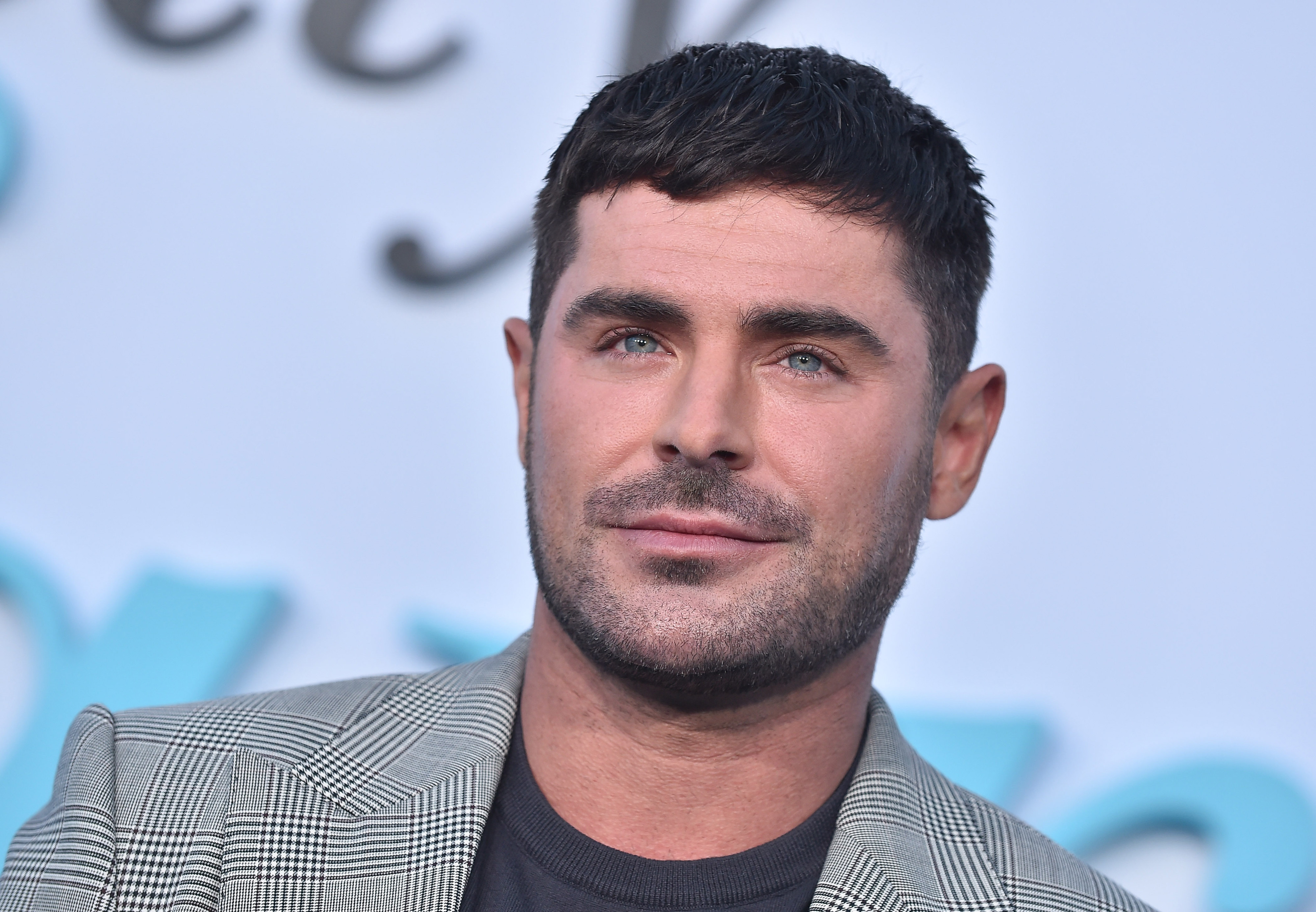 Zach Efron is felbukkant Párizsban, megmutatta, mivel üti el az idejét ...