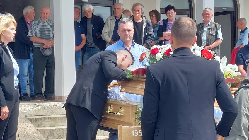 "Udri me, ubij me, kožu mi deri..." Potresan govor na sahrani oca Jelene Dokić