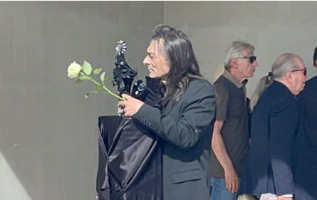 Svi gledaju u crnu krunu pored sanduka na sahrani Slađana Milošević