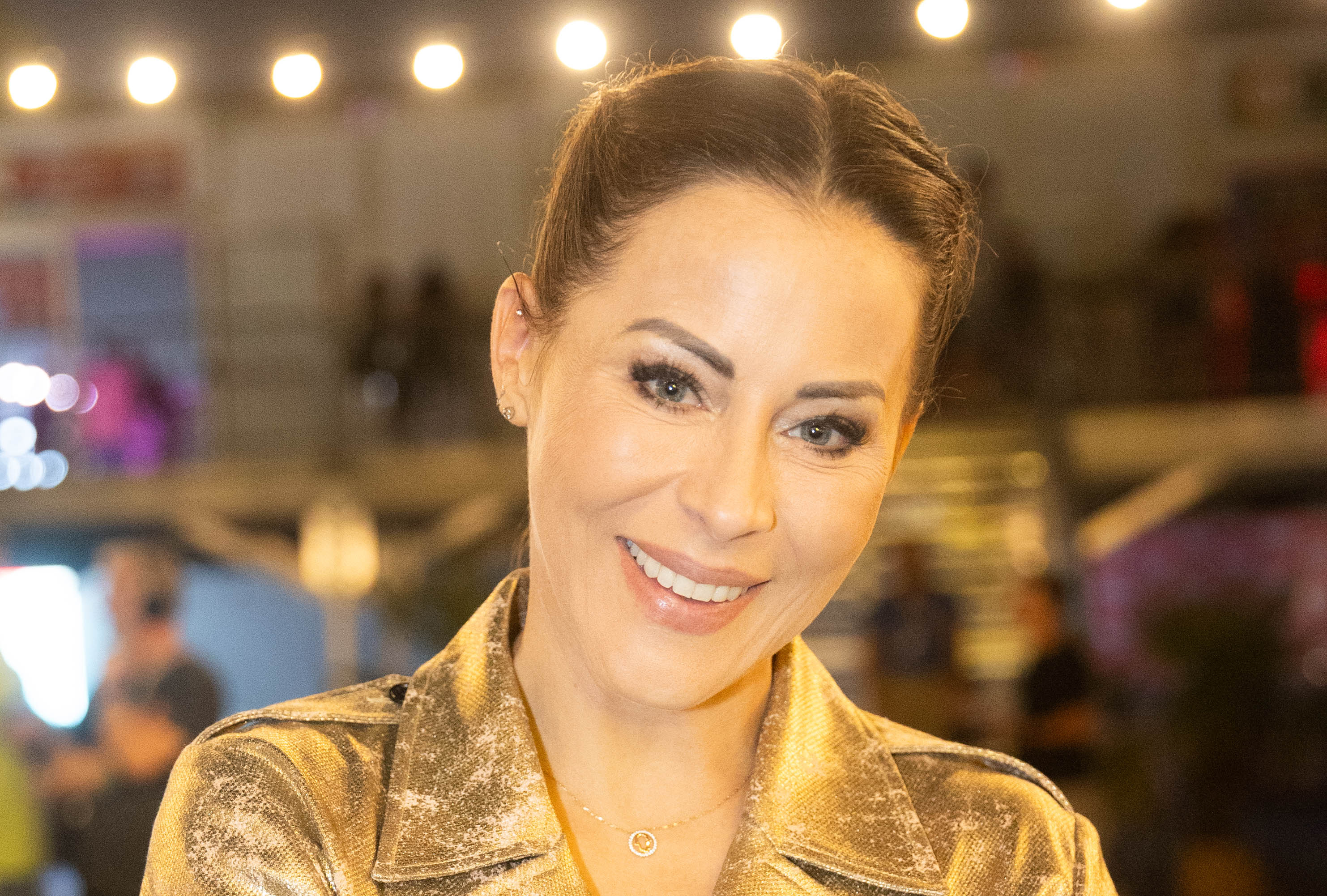 Így áll a baba Tornóczky Anita kezében - fotó - Blikk