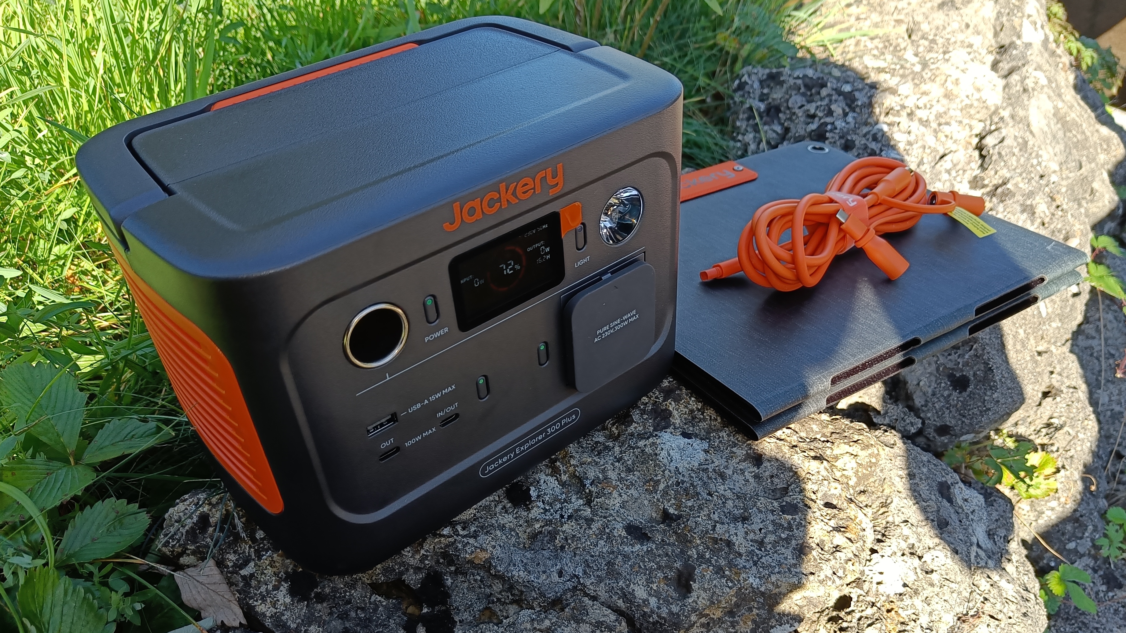 Powerstation Jackery Explorer 300 Plus im Test: Kompakte Powerstation ...