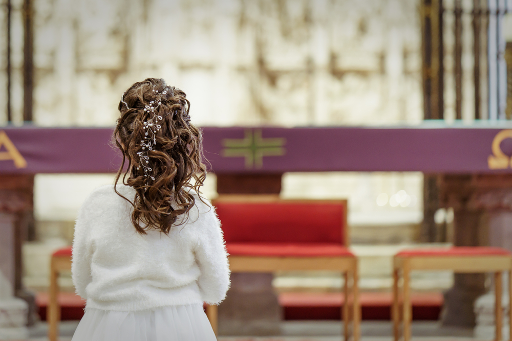 Prezent na komunię dla wnuka i wnuczki. Co kupić i ile włożyć do koperty?