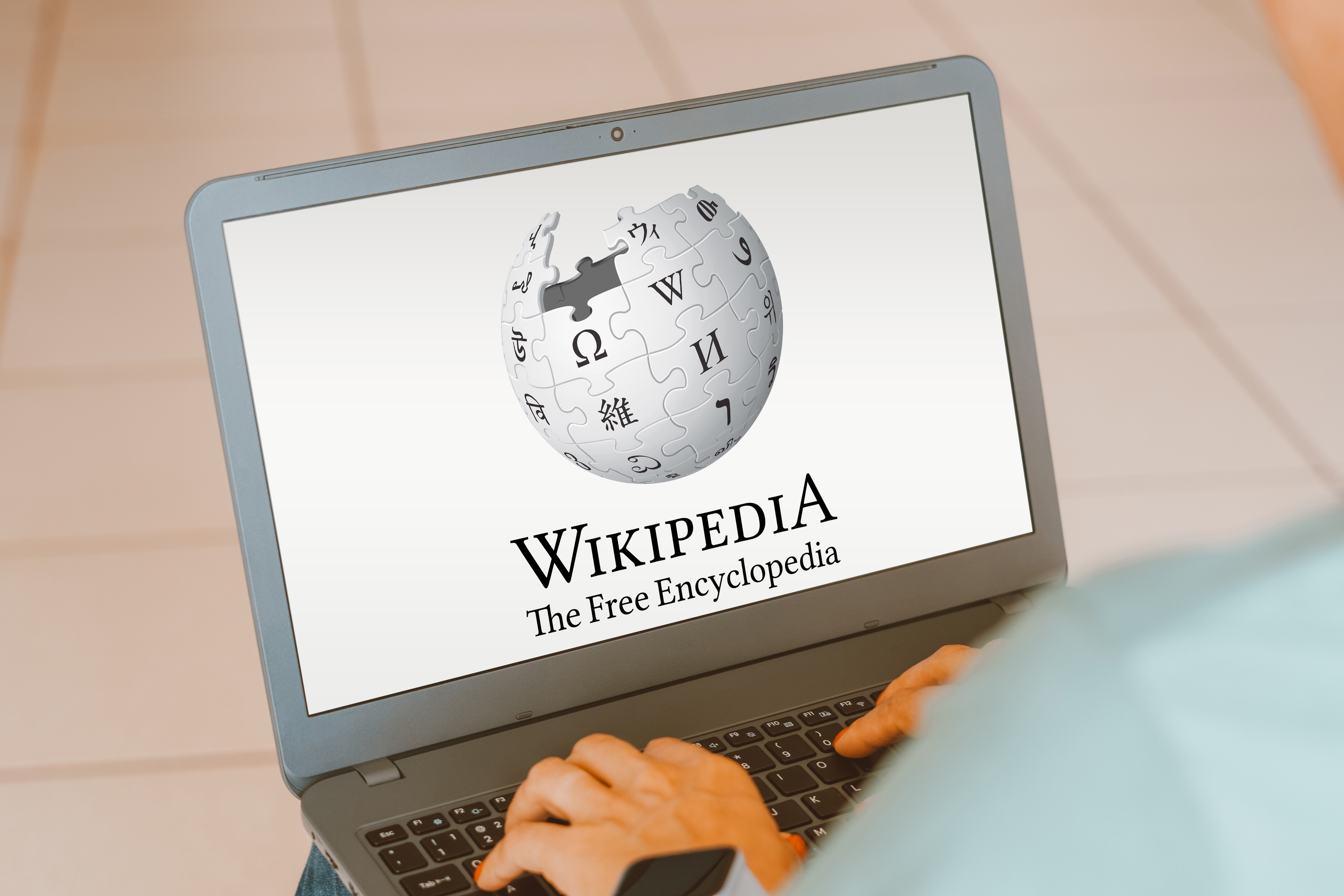 Akárkiből Wikipédia szerkesztő válhat, önmagunkról azonban mégsem ...